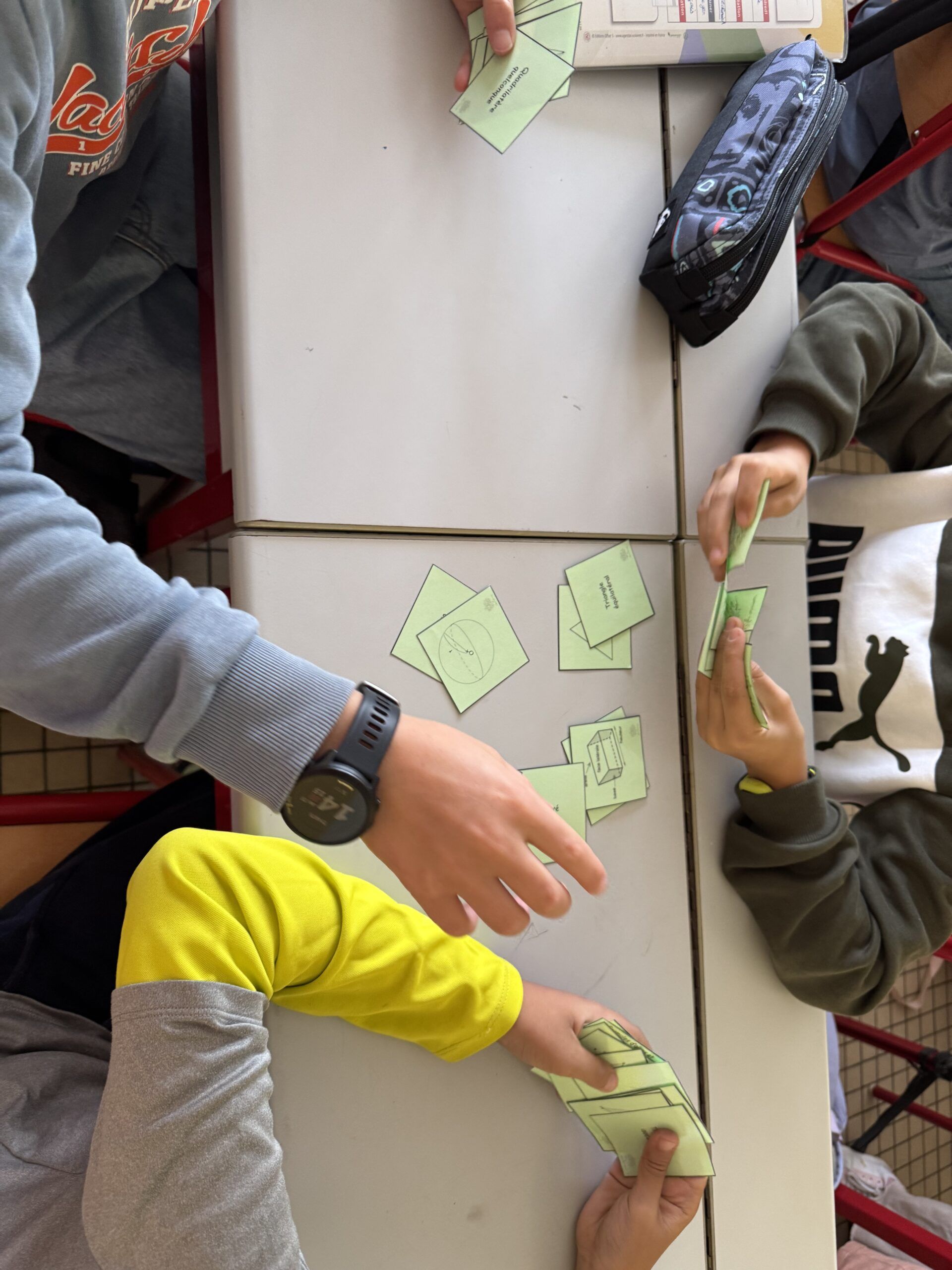 Jeu de cartes Mistigri : nom des figures géométriques - Maths à la maison